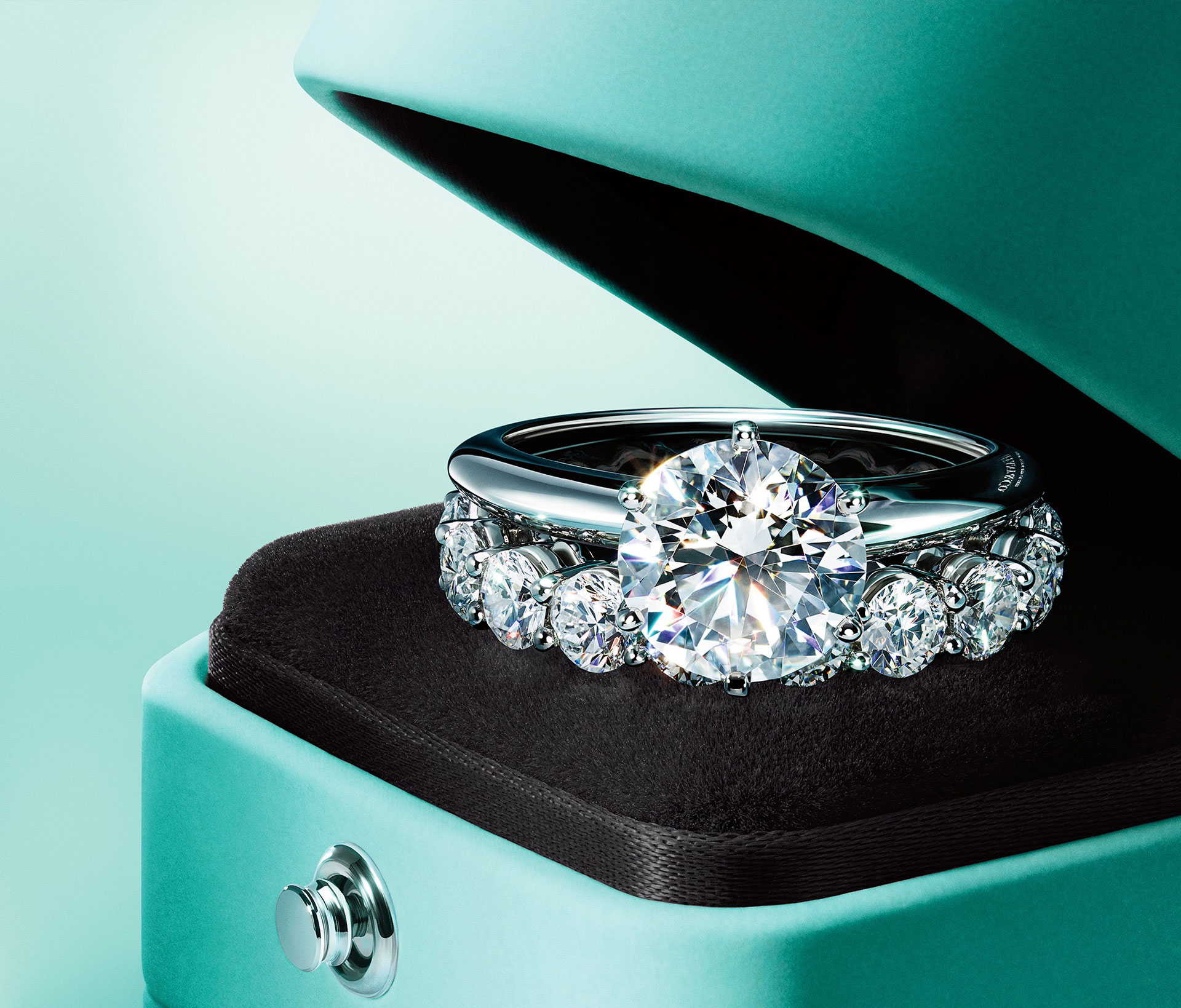 New Jewellery Side by Side with Traditional Jewellery - Madrid Luxury ...